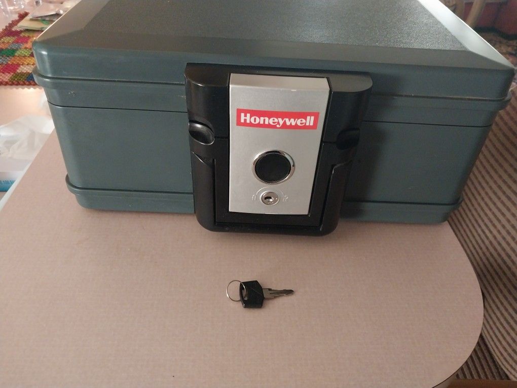Honeywell Fireproof & Waterproof Portable Safe for Sale in Pinellas ...