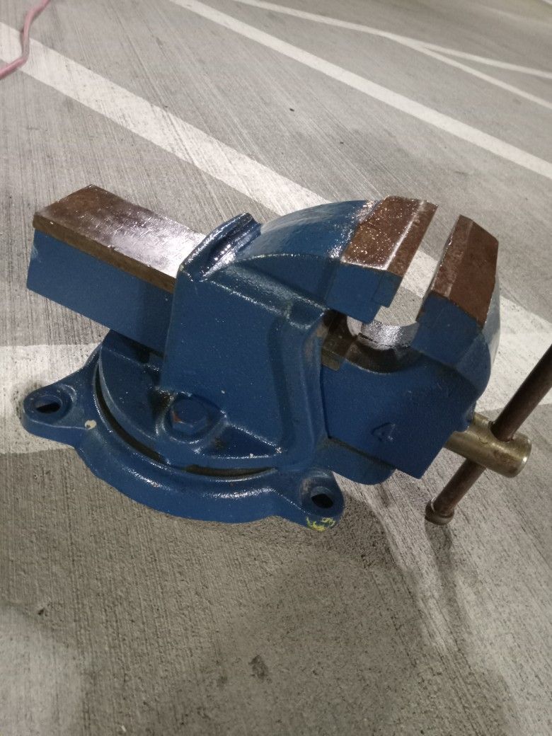 N° 100 ERON 4" VISE for Sale in Kirkland, WA - OfferUp