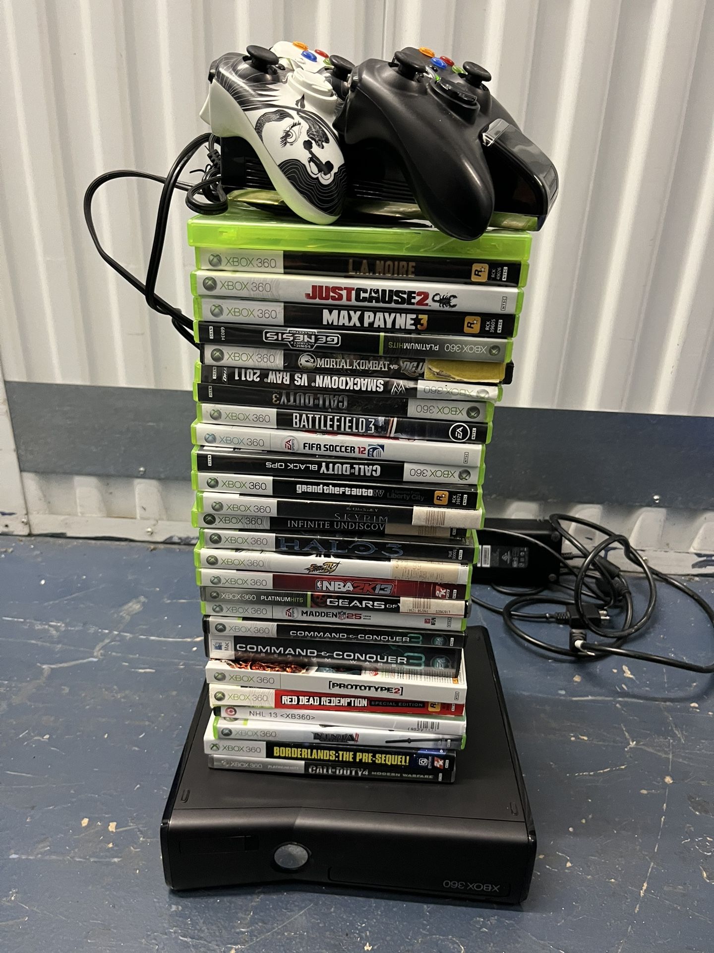 XBOX 360 Console BUNDLE + 2 remotes + 27 Games + Remotes Charger