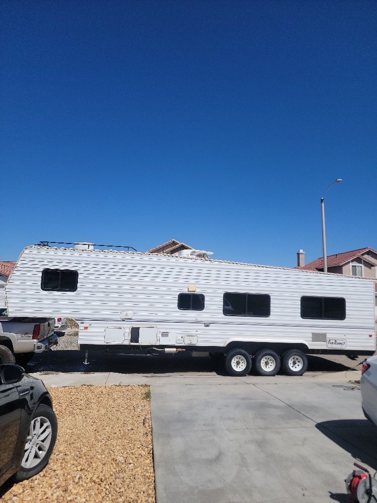 2001 Carson trailer Fun runner for Sale in Adelanto, CA - OfferUp