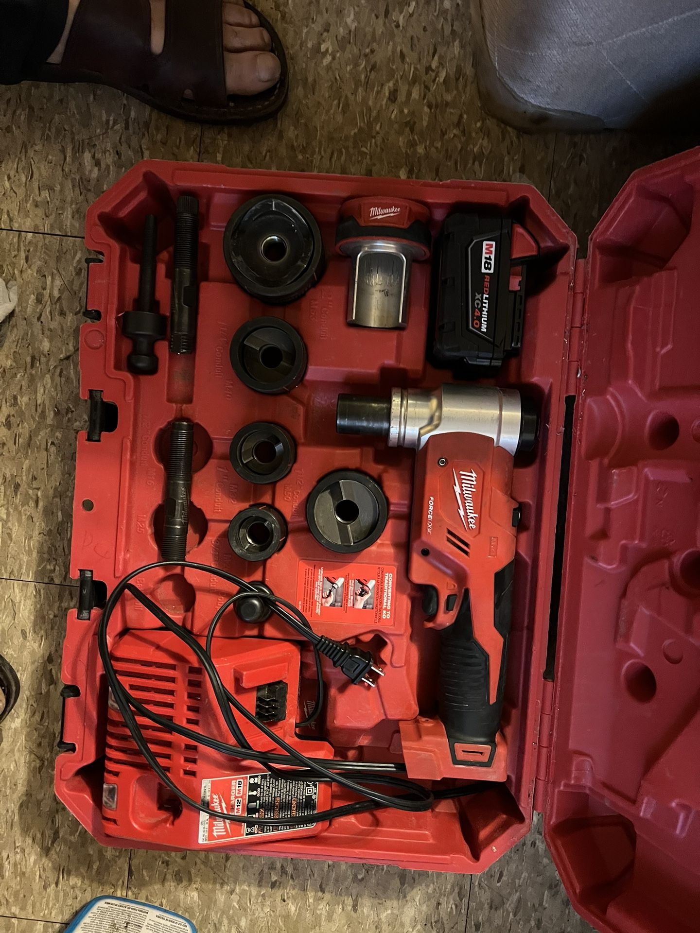 Milwaukee 2677-21 M18 FORCE LOGIC 6T Knockout Tool 1/2" - 2" Kit for ...