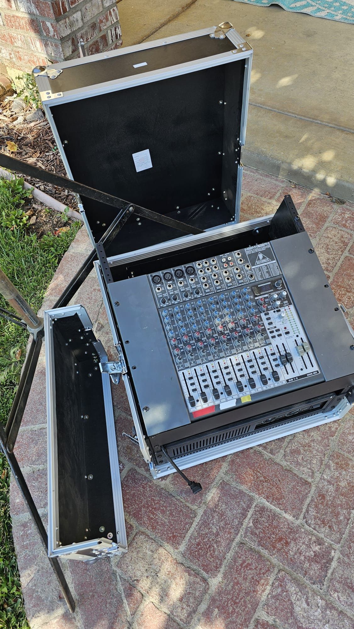 Dj Set , Speaker, 2 Tripods , Travel Case for Sale in Victorville, CA ...