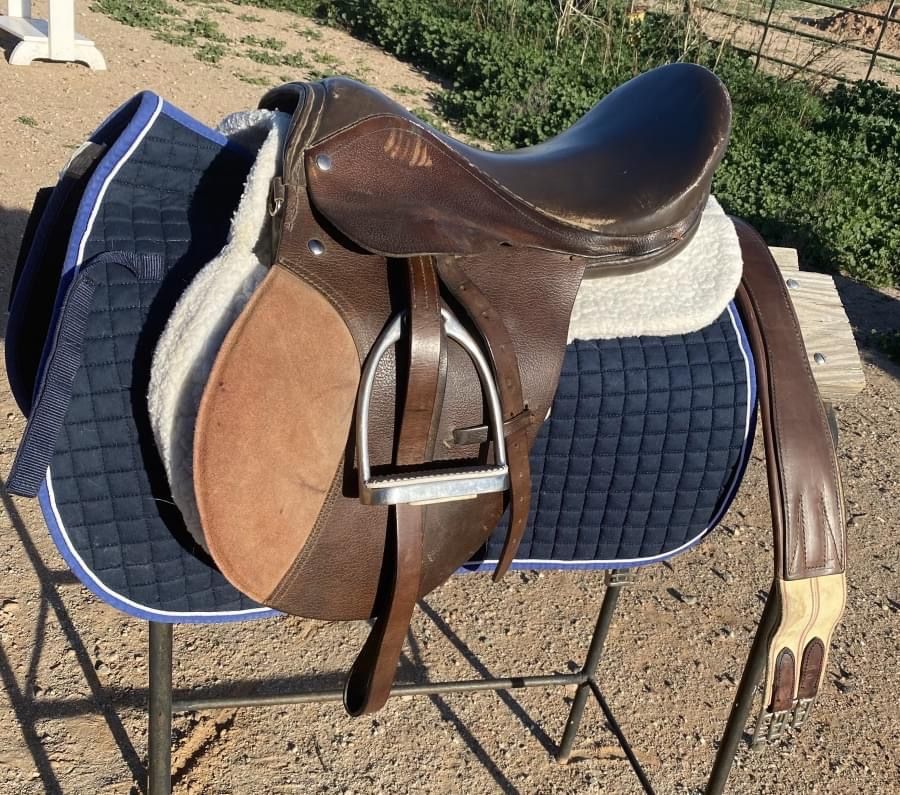 16” Hunt Seat Saddle With Accessories for Sale in Sun City, AZ - OfferUp