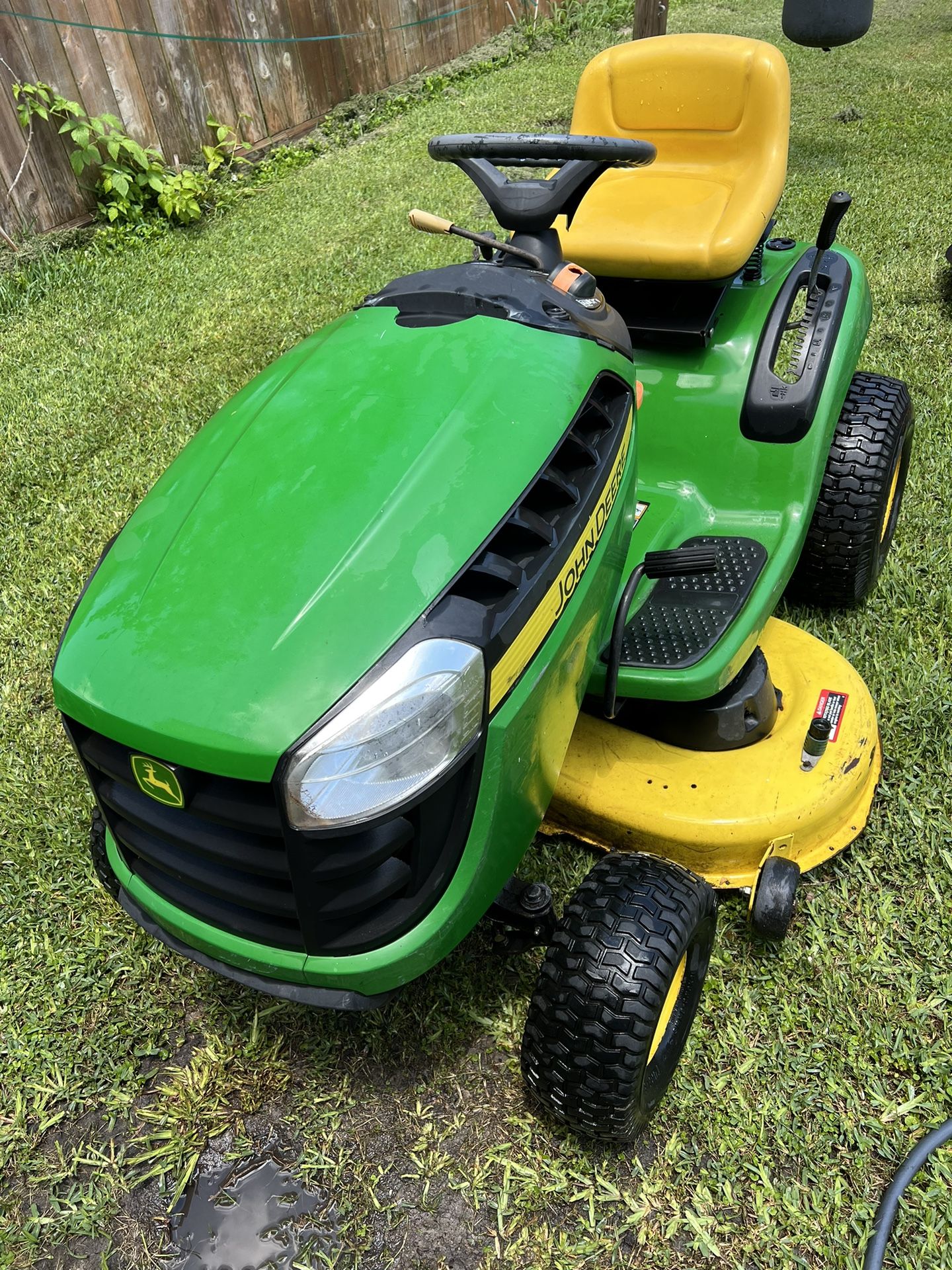 John Deere Riding Lawn Moore for Sale in League City, TX - OfferUp