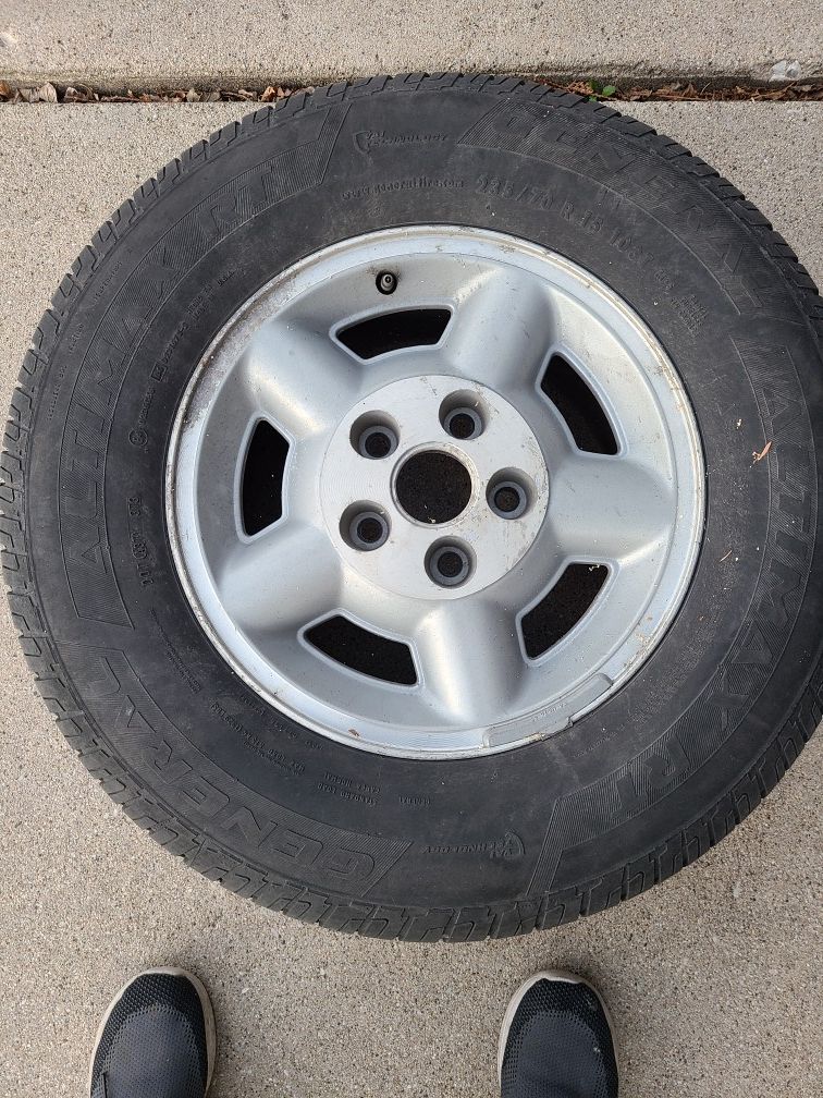 15 inch Chevy blazer spare tire and rim for Sale in Chicago, IL - OfferUp