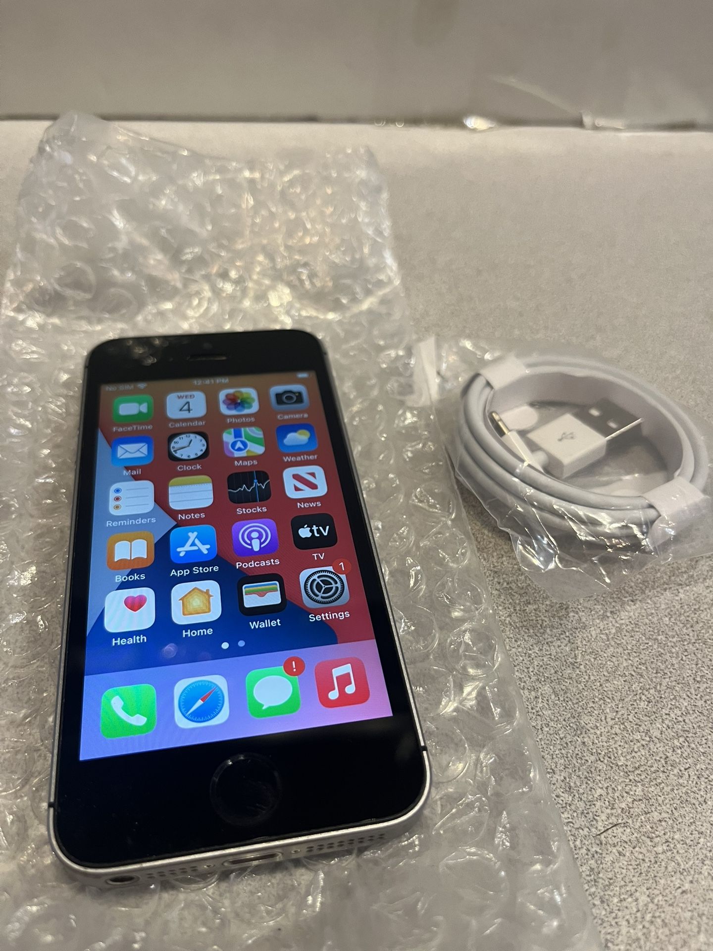 Apple iPhone SE 1st Gen 32GB Tracfone 4” -Black for Sale in Oakland ...
