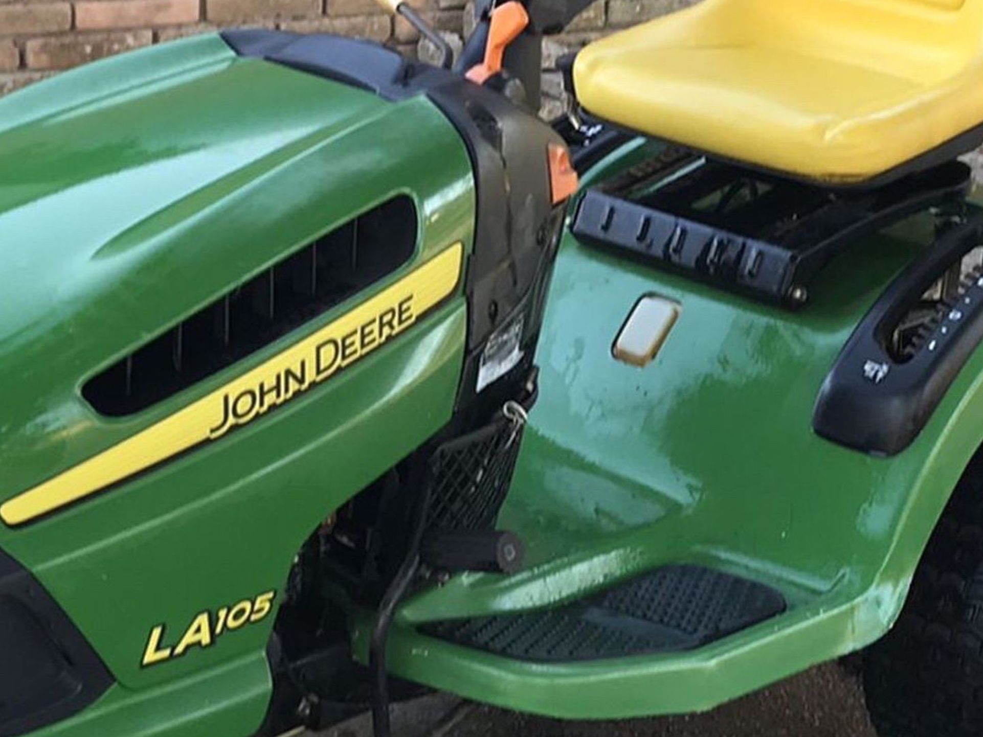 John Deere LA105 NO DECK for Sale in Pasadena, TX - OfferUp