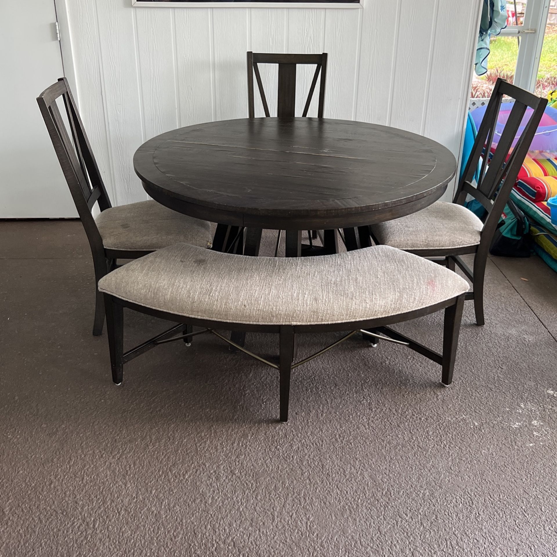 52” Round Table Seats 5-6 $90 for Sale in Heathrow, FL - OfferUp