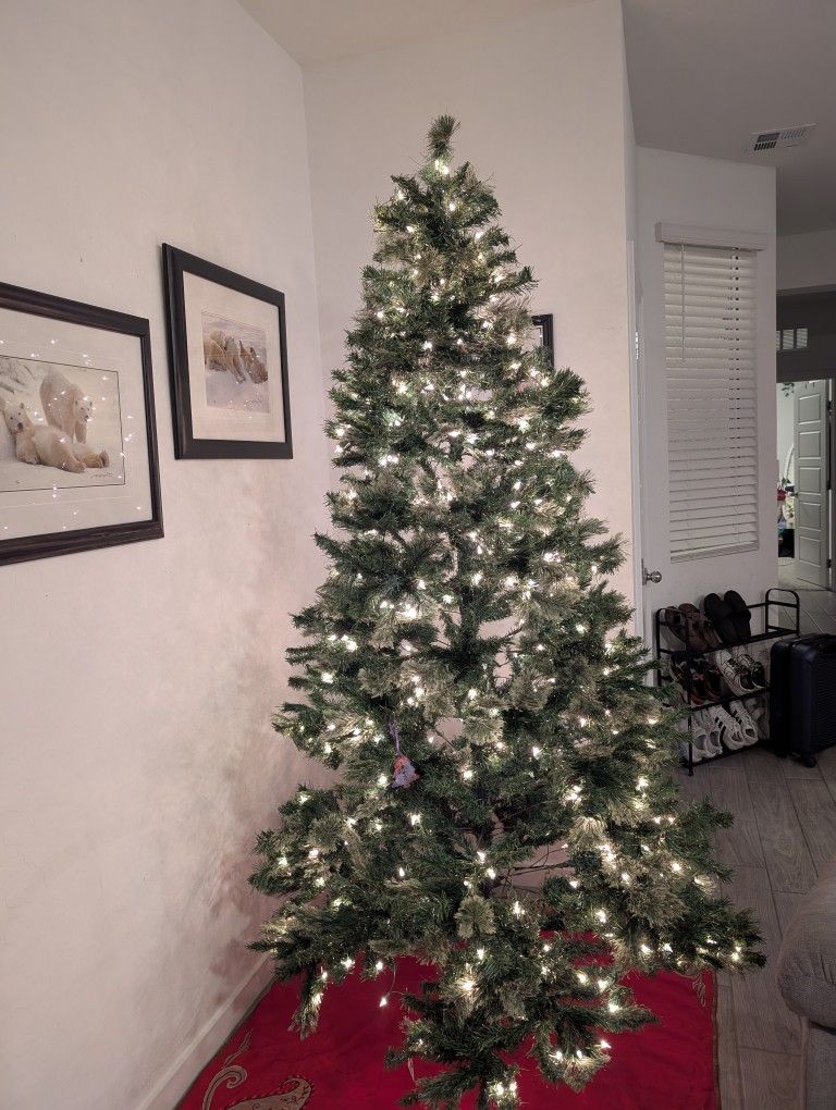 Christmas Tree 7.5 Foot for Sale in North Las Vegas, NV - OfferUp