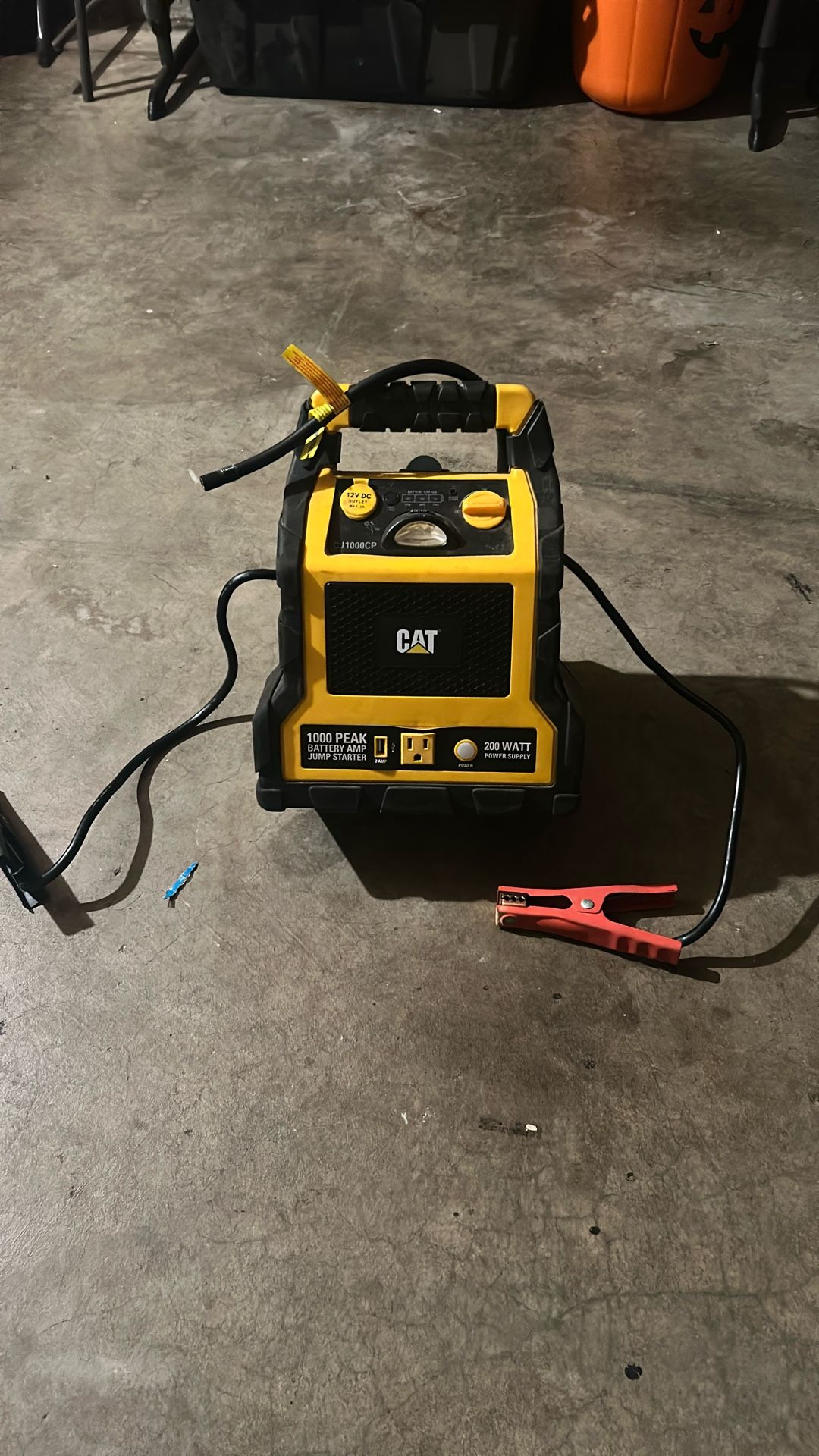 Cat Power Station with 1,000 Peak-Amp Jump Starter, Tire Compressor ...