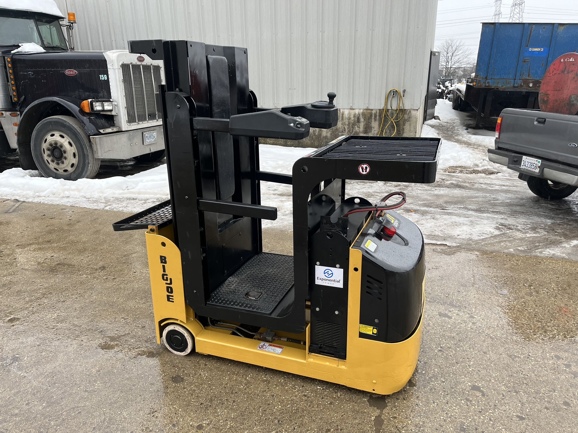 BIG JOEY J1-126. 10.5FT MAX LIFT HIGH,24V BATTERY PACK W/ BUILD IN CHARGER. IT IS IN GOOD ...