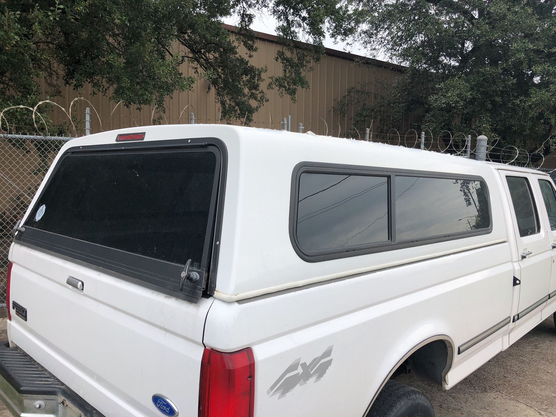 Camper shell Ford F-250 F350 F150 1993-1997 for Sale in Houston, TX ...