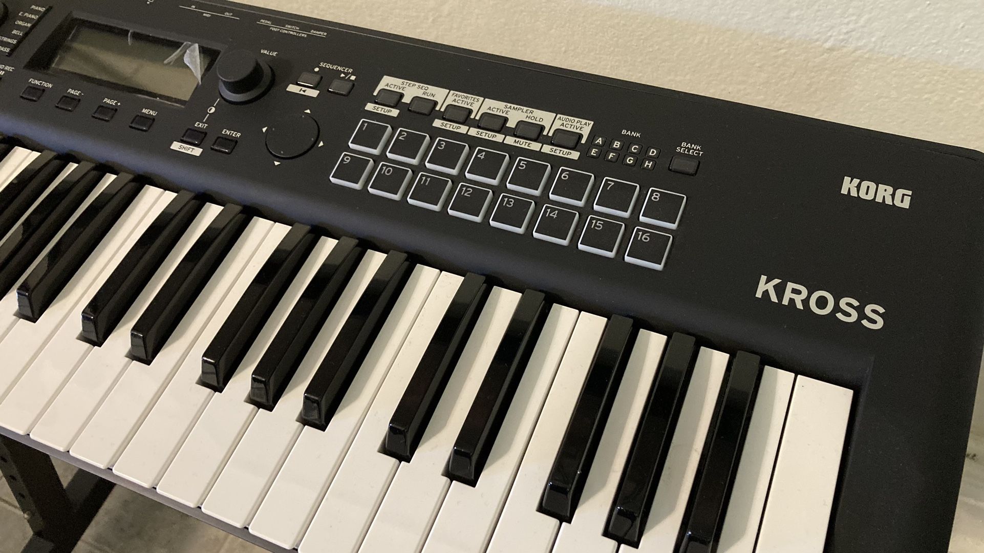 Korg Kross 2 61-Key Synthesizer Workstation USB MIDI Keyboard W/ adj ...