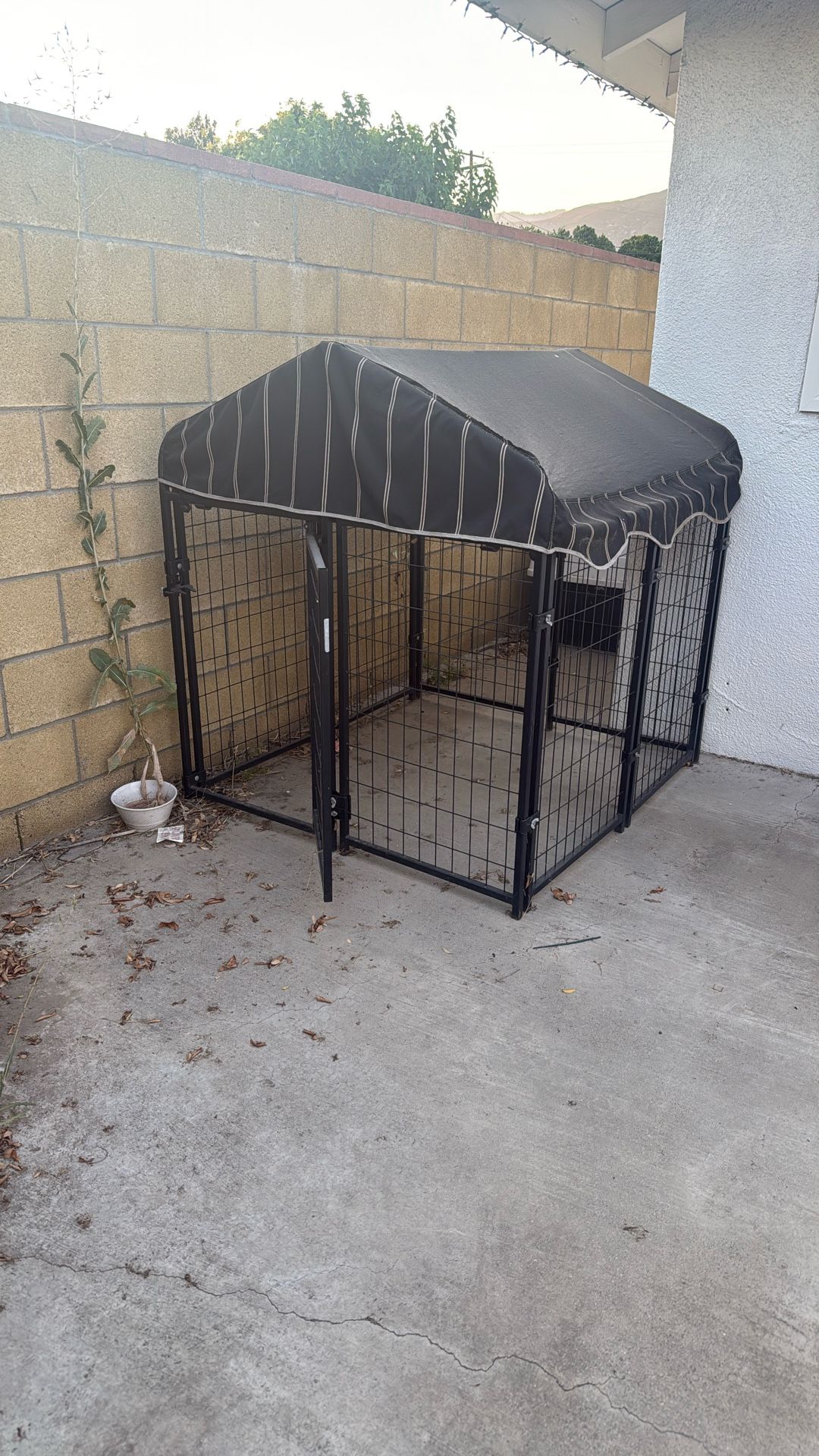 dog kennel for Sale in Arrowhed Farm, CA - OfferUp