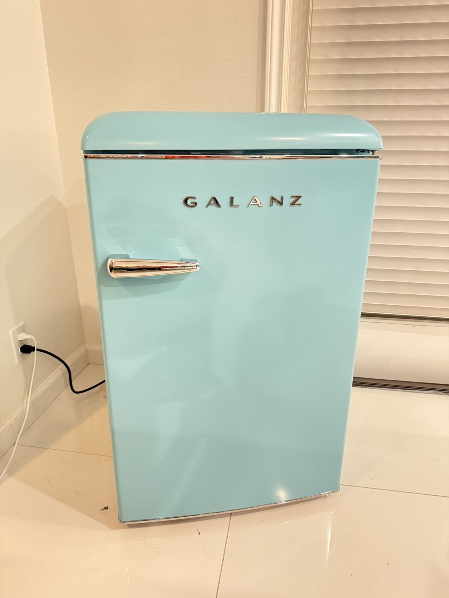 Galanz Vintage Look Mini Fridge / Small Refrigerator for Sale in Ladera ...
