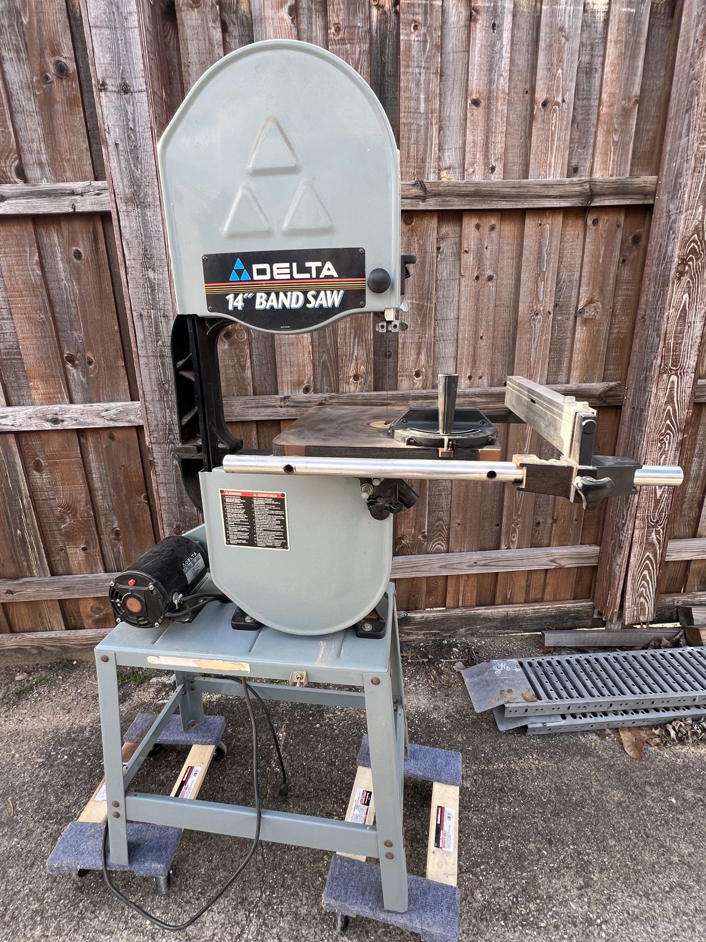 Delta 14” Wood Band Saw for Sale in Dallas, TX - OfferUp