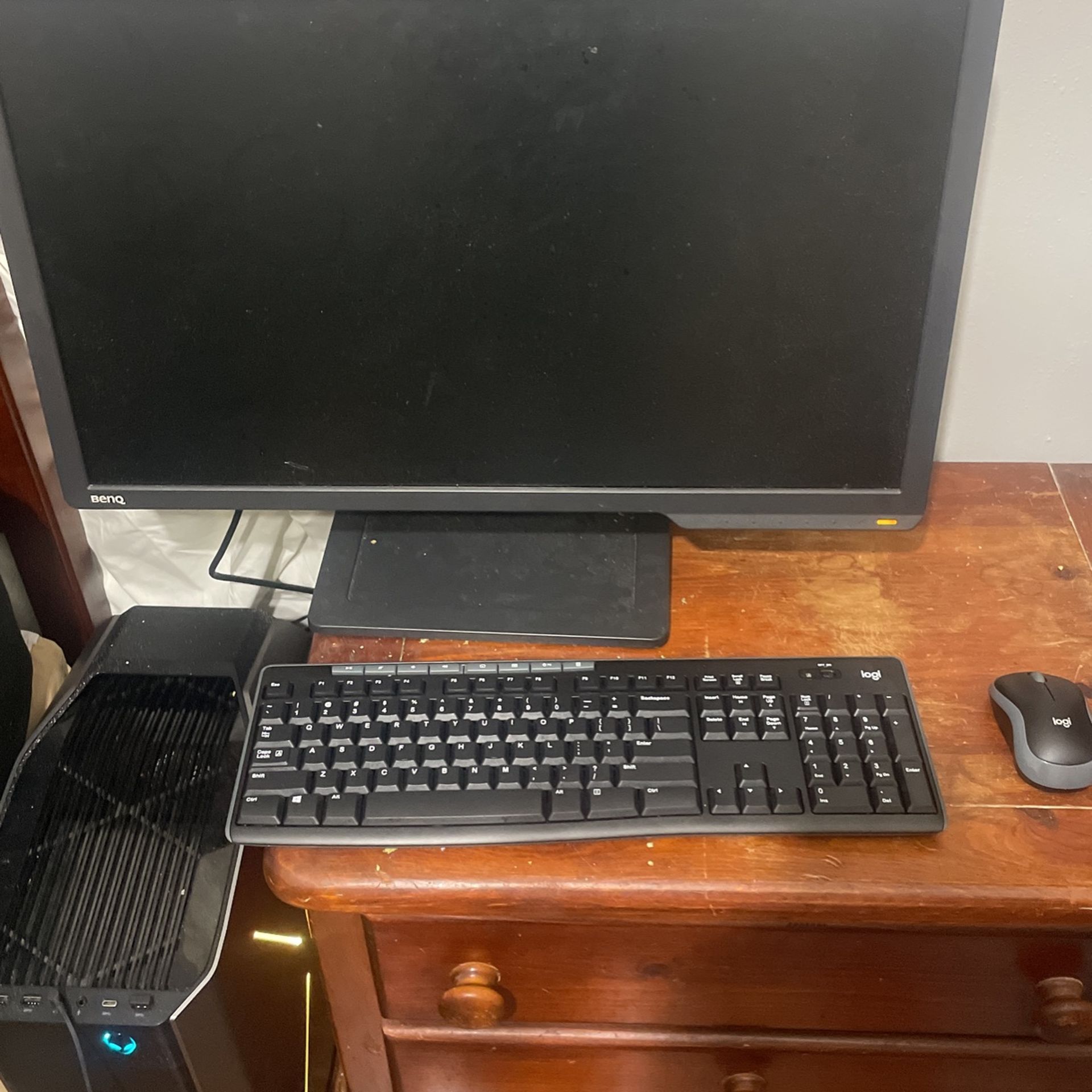 alienware aurora r7 with benq 144hrtz monitor and mouse and keyboard ...