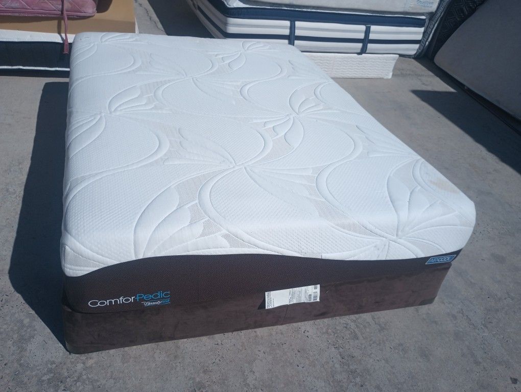 Beautyrest Queen Memory Foam Mattress And Box Spring for Sale in El ...