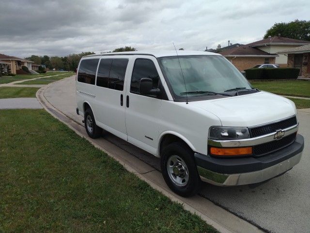 2005 Chevy EXPRESS 3500 for Sale in Hazel Crest, IL - OfferUp