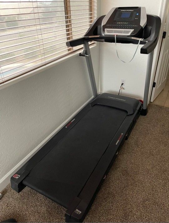 Used Proform 520 ZN Treadmill for Sale in Phoenix, AZ - OfferUp