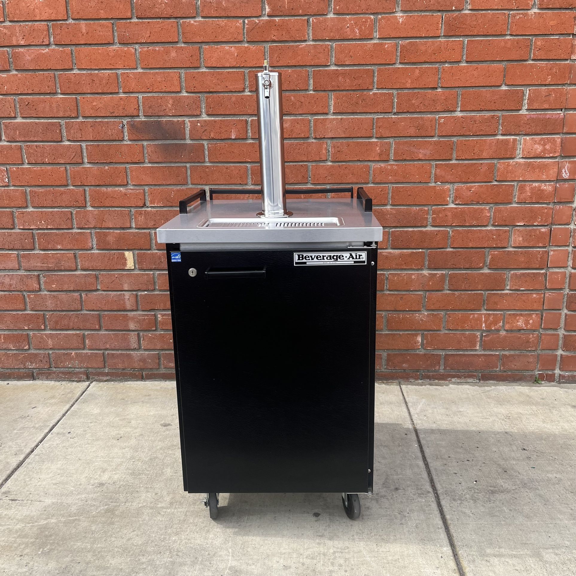 Beverage Air BM23 24" Kegerator Beer Dispenser w/ (1) Keg Capacity - (1 ...