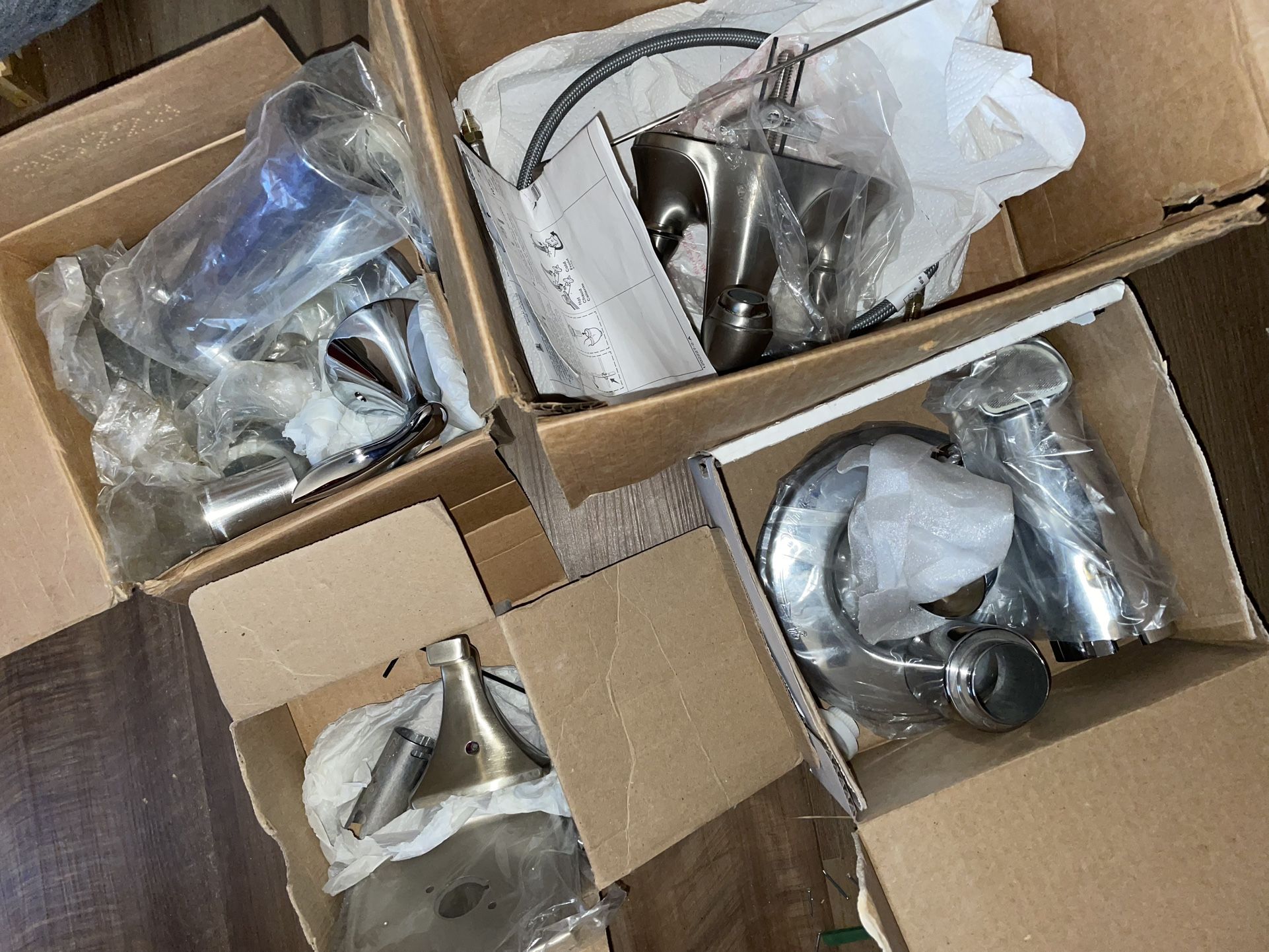 Assortment Of Bathroom Sink Faucets And Bathtub Faucet/shower Handles ...