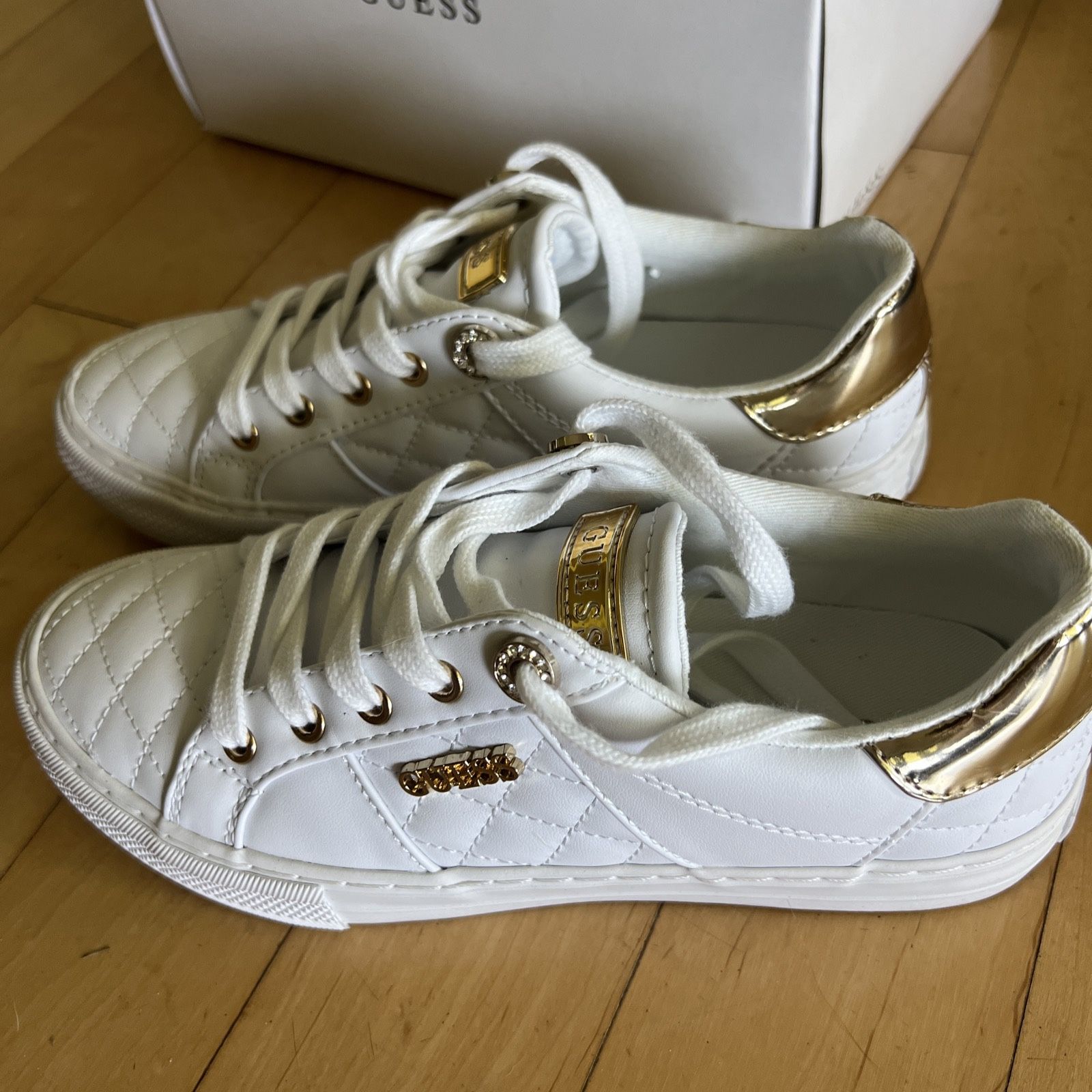 WOMENS GUESS SIZE 6 Worn Twice Like New In Box for Sale in Miami, FL ...