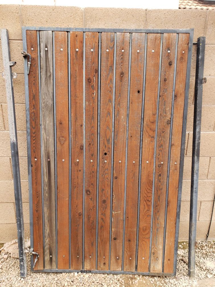 4 ft gate with side posts for Sale in Avondale, AZ - OfferUp