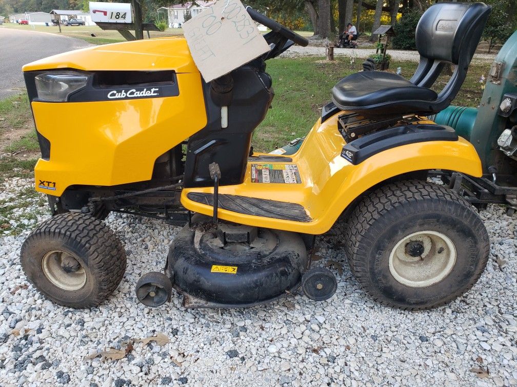 PRICE DROP! WAS $1700 Cub Cadet XT1 Riding Mower with Cyclone Rake for ...