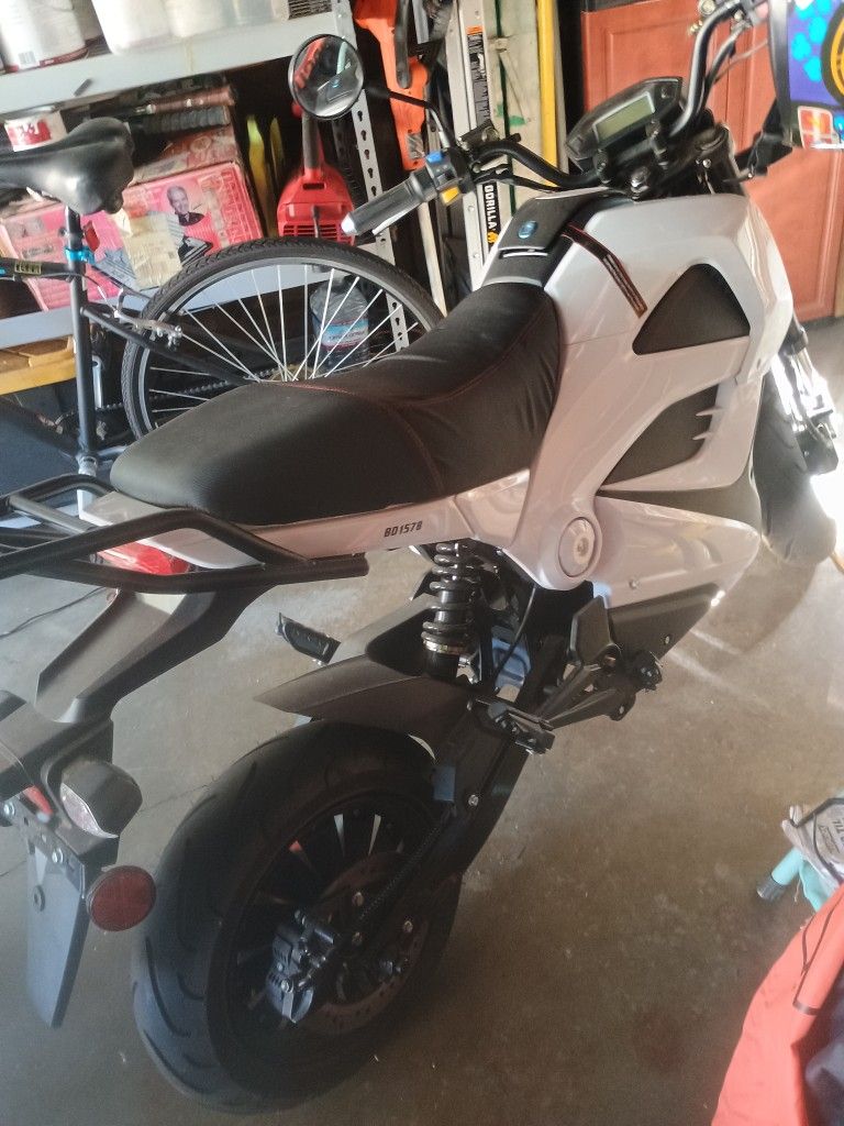 Boom Electric Motorcycle Style Scooter 2000 Watt for Sale in Berkeley ...