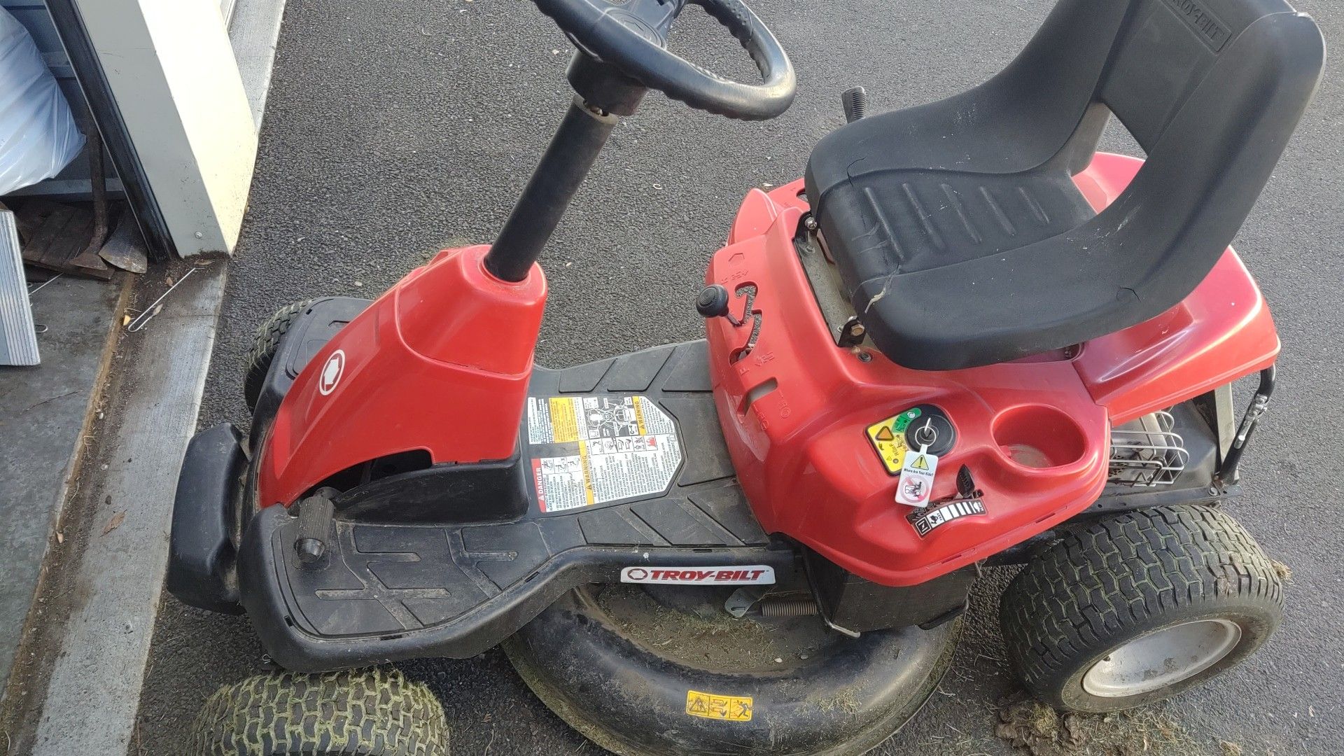 Troy-bilt 30 inch riding mower for Sale in Yakima, WA - OfferUp