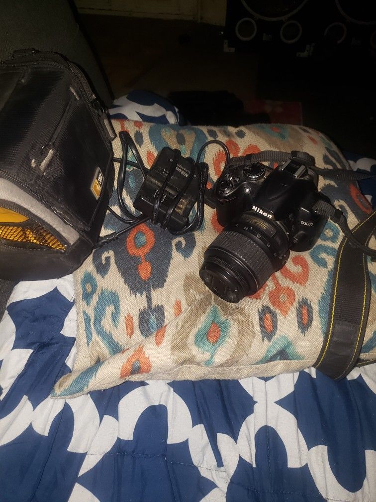 Nikon D3000 With Charger And Case And Sd for Sale in Yakima, WA - OfferUp