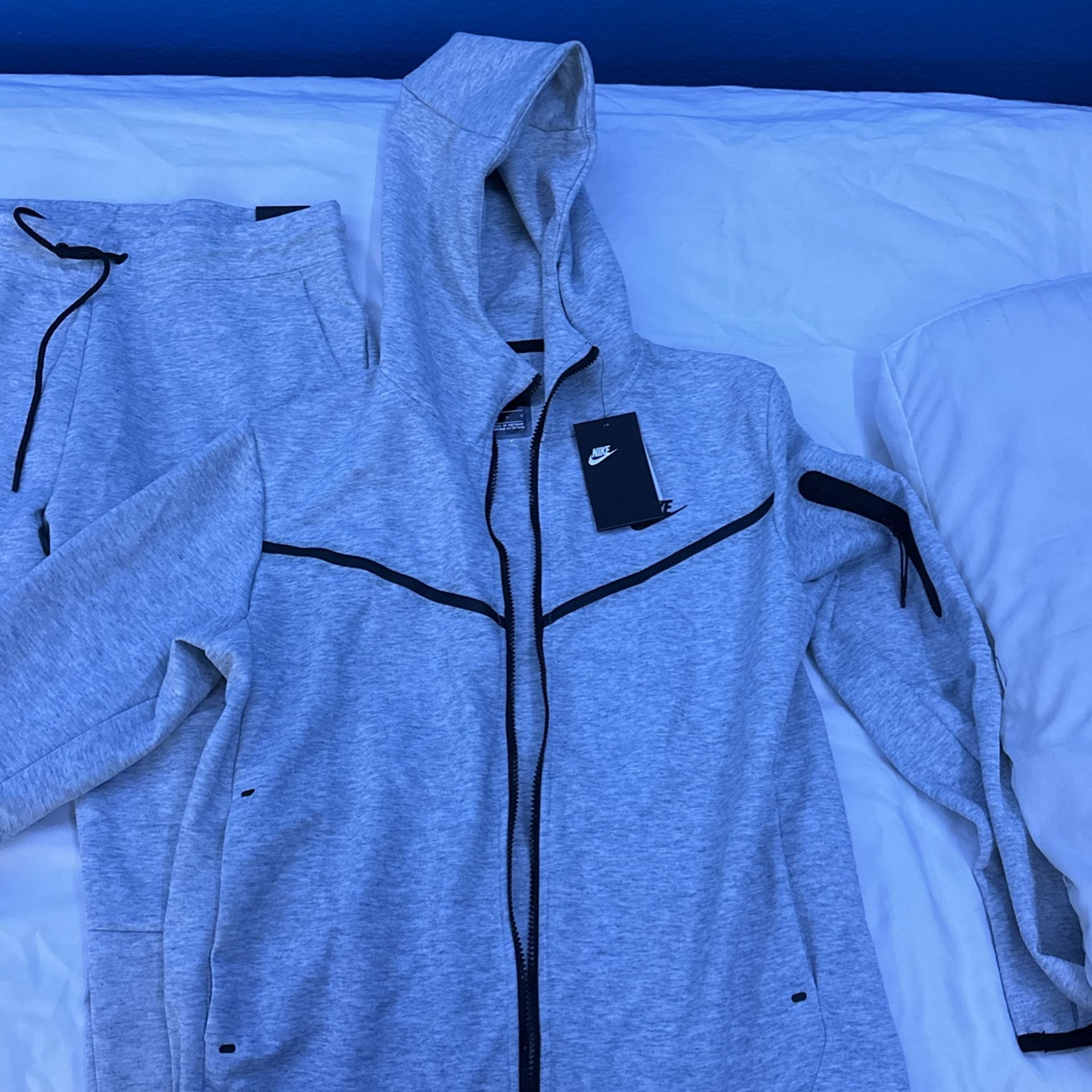 Full set grey Nike Tech Men’s Large for Sale in Fresno, CA - OfferUp