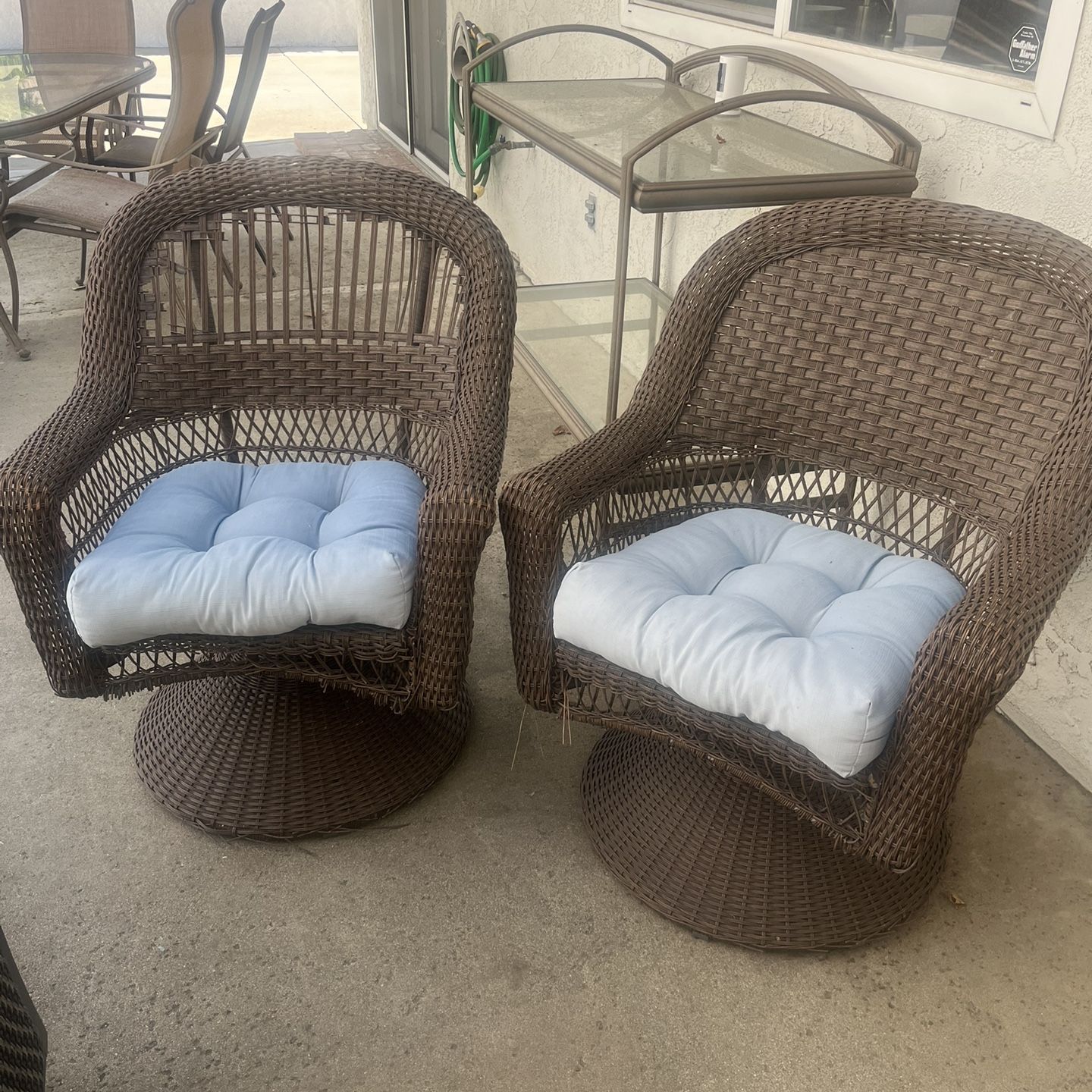 2 Chairs Free for Sale in Alta Loma, CA - OfferUp