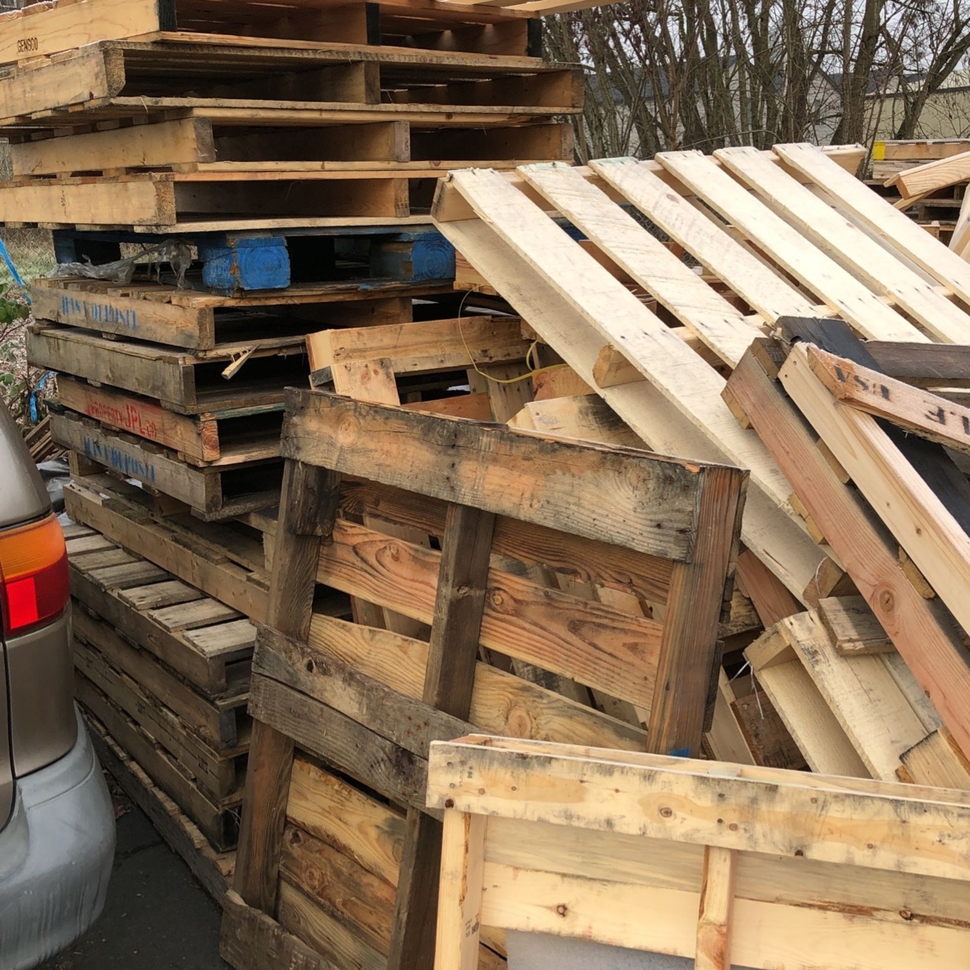 FREE Wood Pallets! for Sale in Portland, OR - OfferUp
