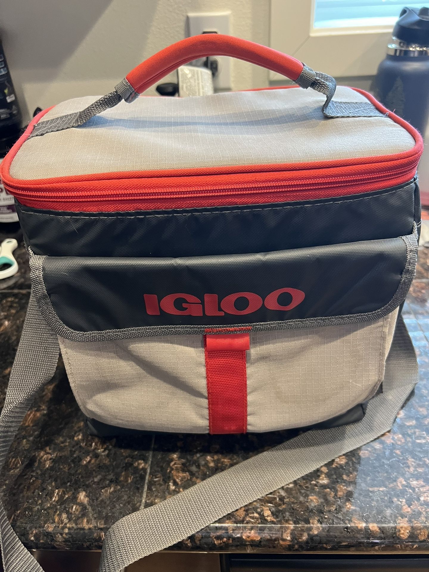 Igloo Cooler/Lunch Box for Sale in Redmond, WA - OfferUp