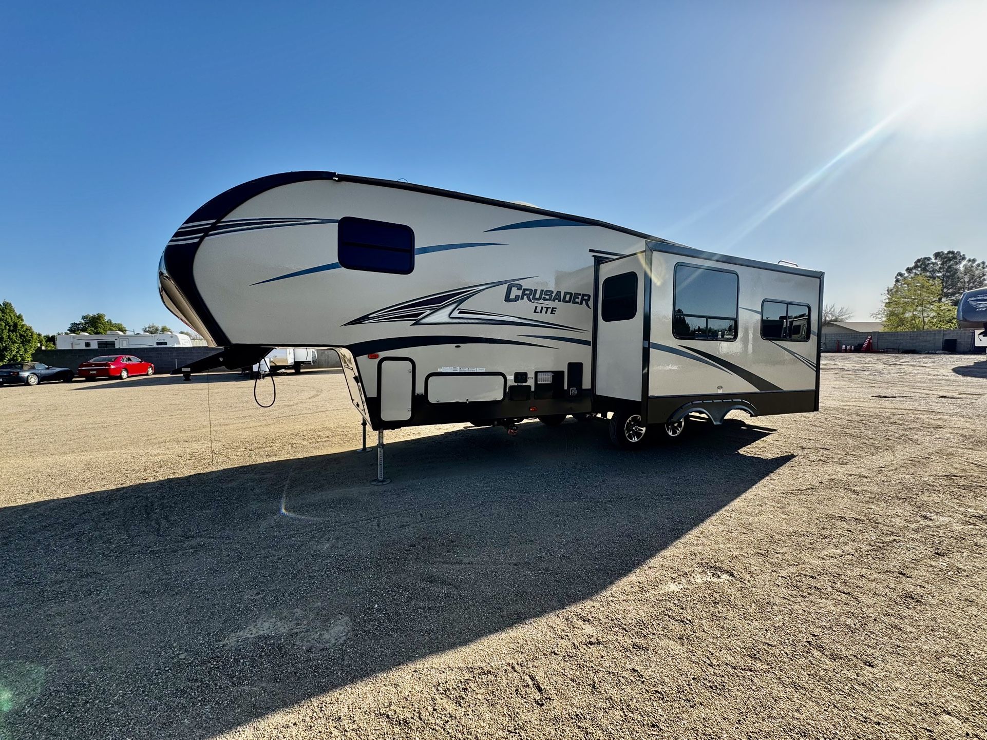 2015 Crusader lite 5th wheel travel 2 Slides for Sale in Gilbert, AZ ...
