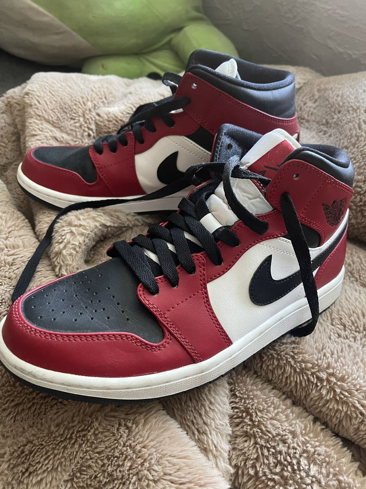 Air Jordan 1 Mid “Chicago Toe” (M8/W9.5) for Sale in Tacoma, WA - OfferUp