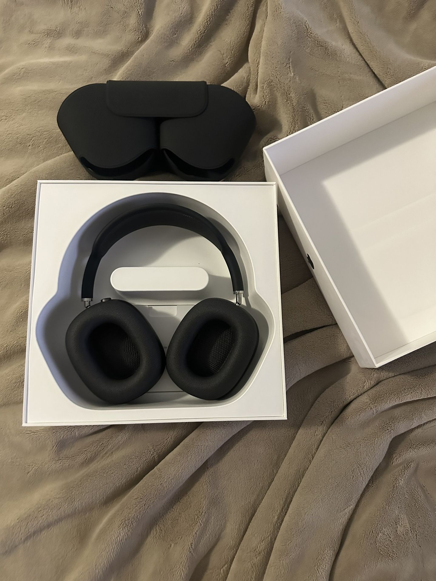 Apple AirPod Max for Sale in Glendale, AZ - OfferUp