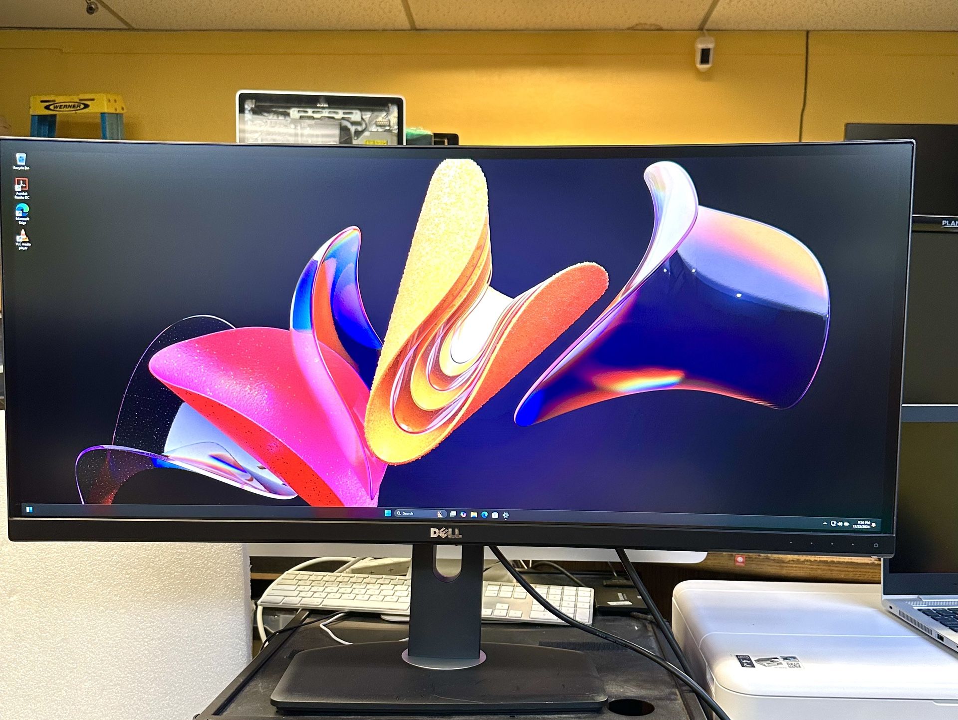 Dell U3415W 34” Curved UltraWide Monitor Key Features: • Screen Size ...