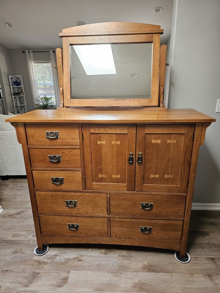 Bassett Legend Flaky Oak Bedroom Suite for Sale in Graham, WA - OfferUp