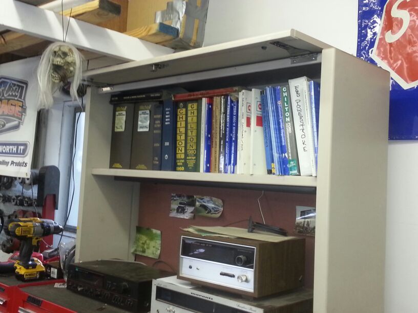 Large Mac MB1700 tool box. Very weel cared for in a 1 man shop. Has a 8 ...