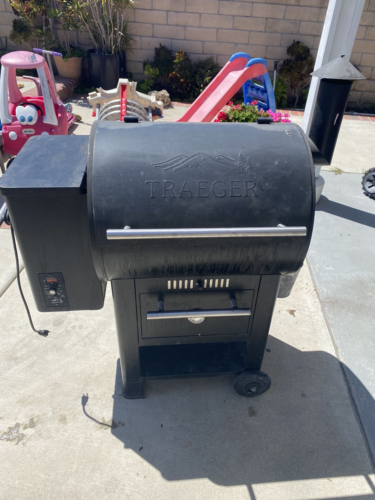 TRAEGER Electric Smoker for Sale in Chino, CA - OfferUp