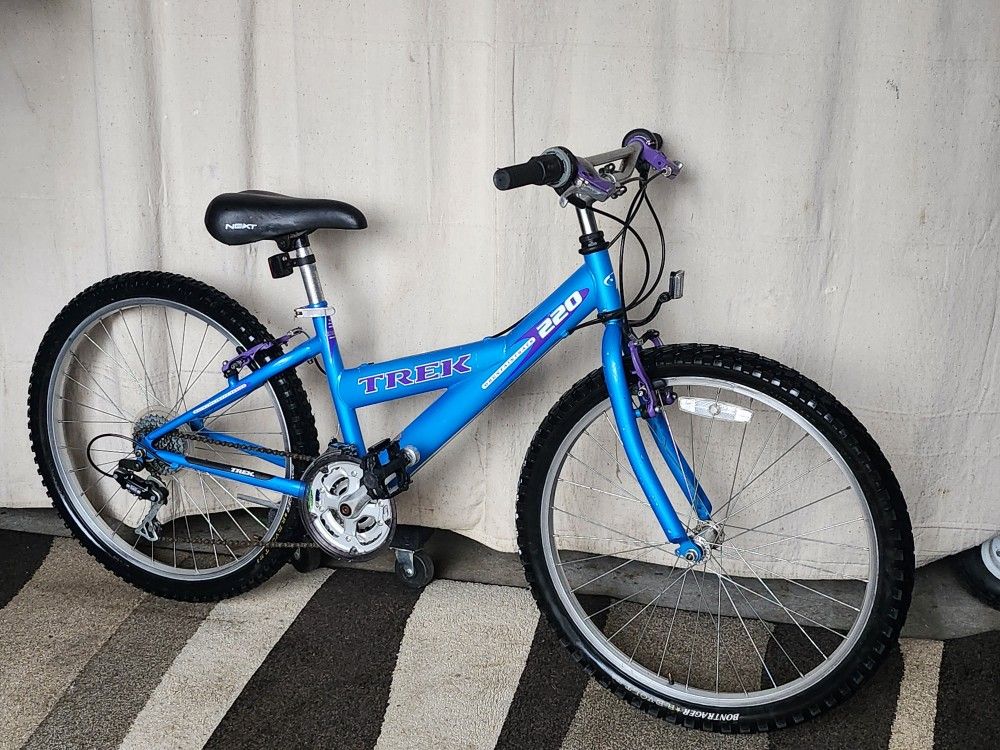 Trek 220 Multitrack. 24" wheels. 13" frame fits 4'4-5'. DELIVERY ...