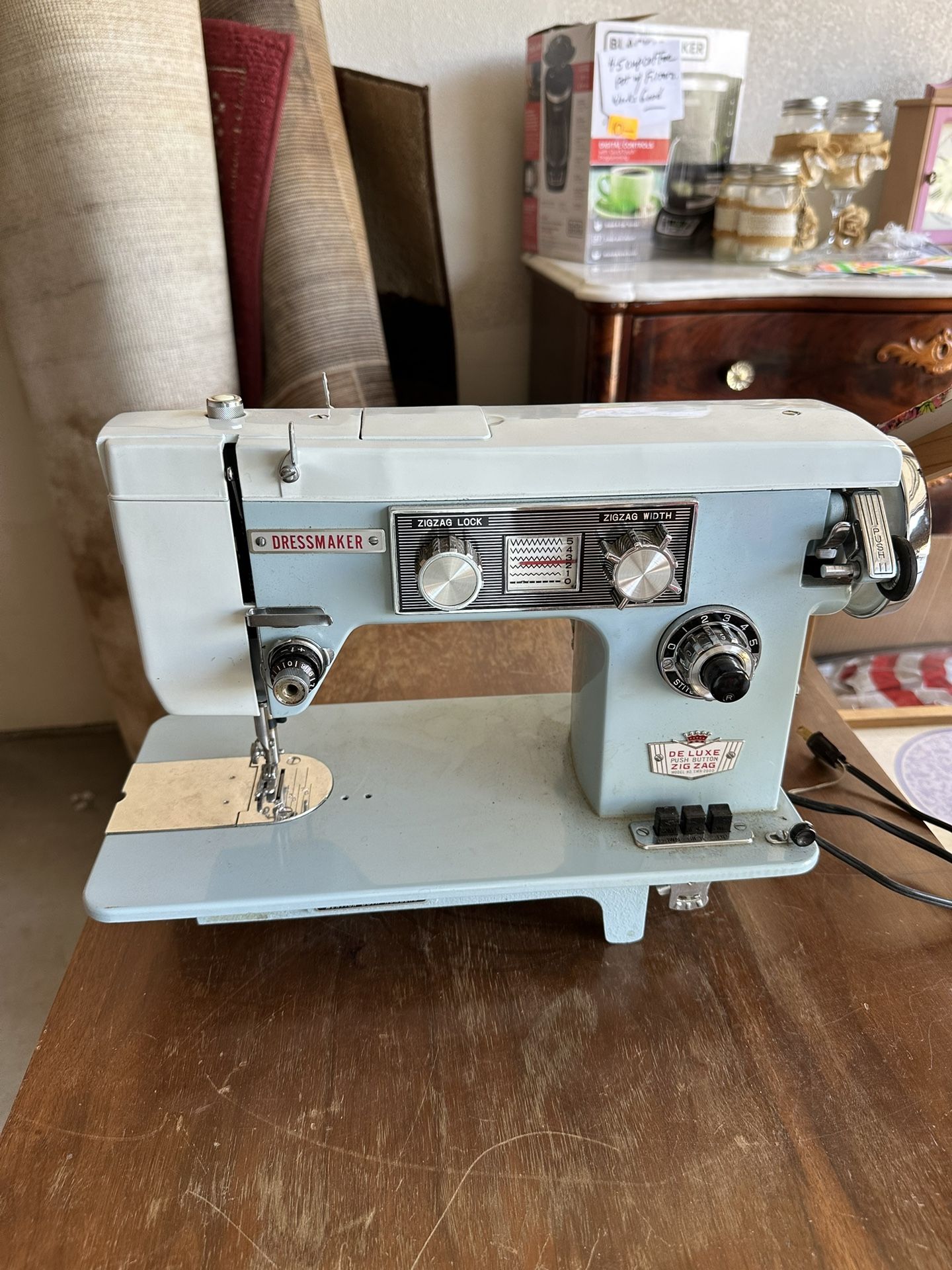 Dressmaker Sewing Machine Zig Zag
