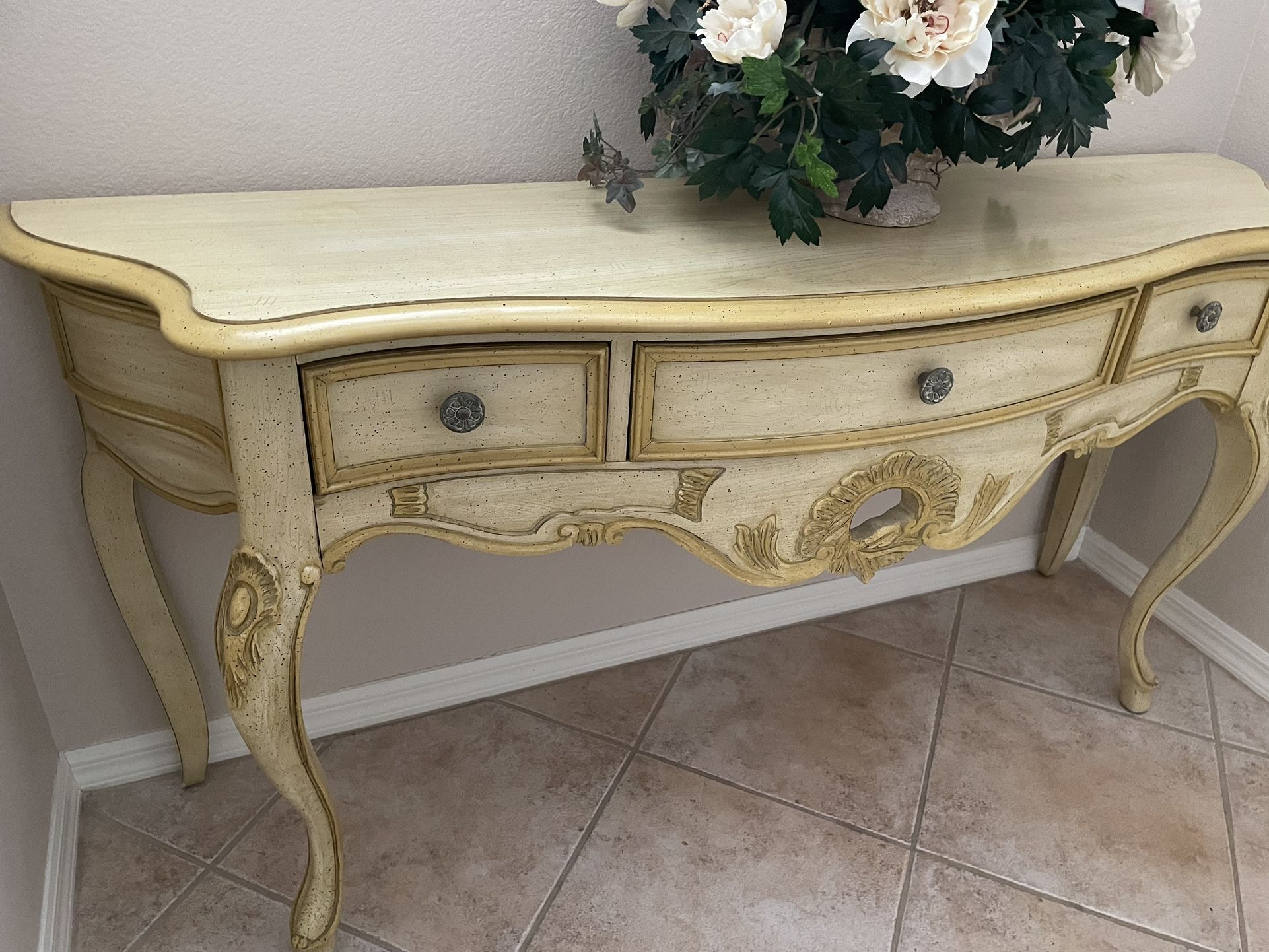 Vintage traditional yellow buffet table for Sale in Las Vegas, NV - OfferUp