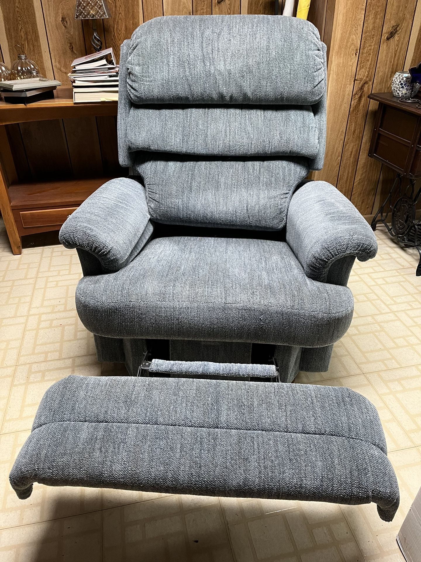 Lazy Boy Chair for Sale in Lombard, IL - OfferUp