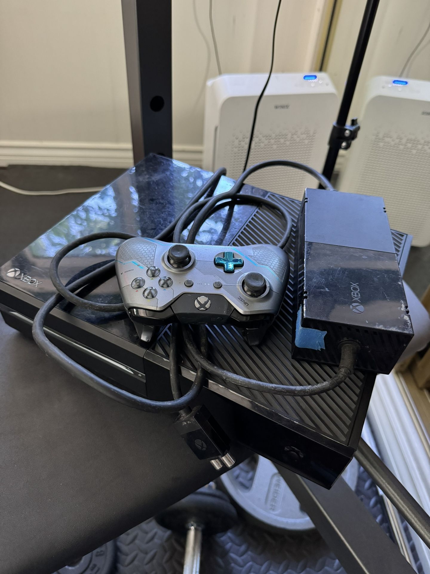 Xbox One With Controller for Sale in Long Beach, CA - OfferUp