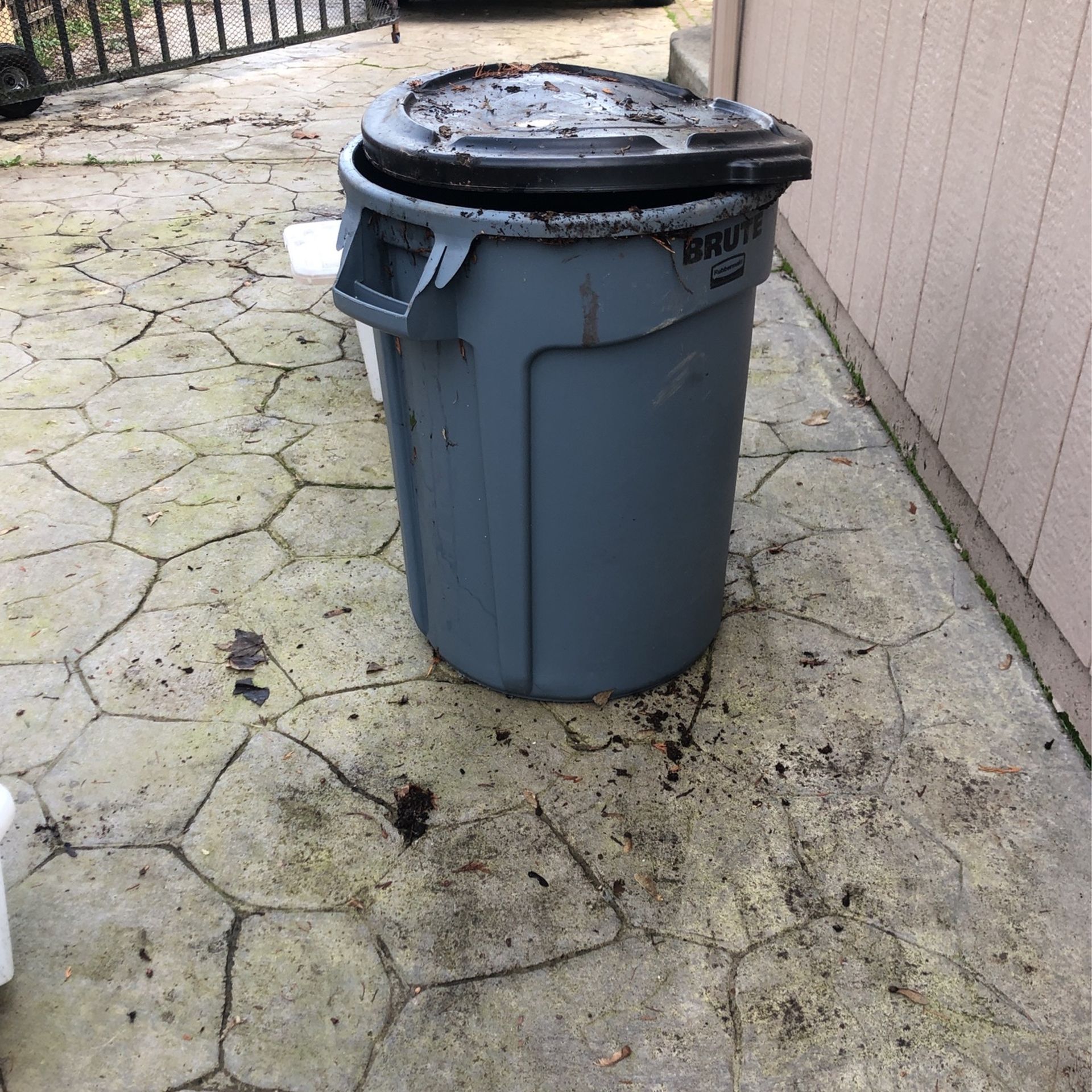 Free Garbage Can for Sale in Vancouver, WA - OfferUp