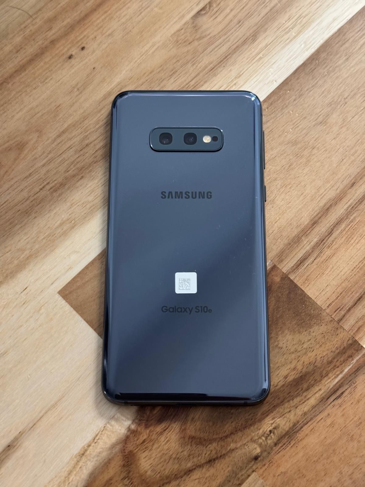 Galaxy S10e | 128GB | Silver | Unlocked for Sale in Avondale, AZ - OfferUp